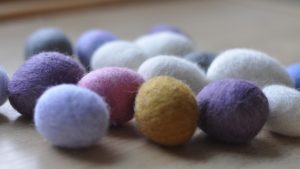 Inspiracija: vunena filcana jaja i radionica filcanja – 100 bofora