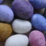 Inspiracija: vunena filcana jaja i radionica filcanja – 100 bofora